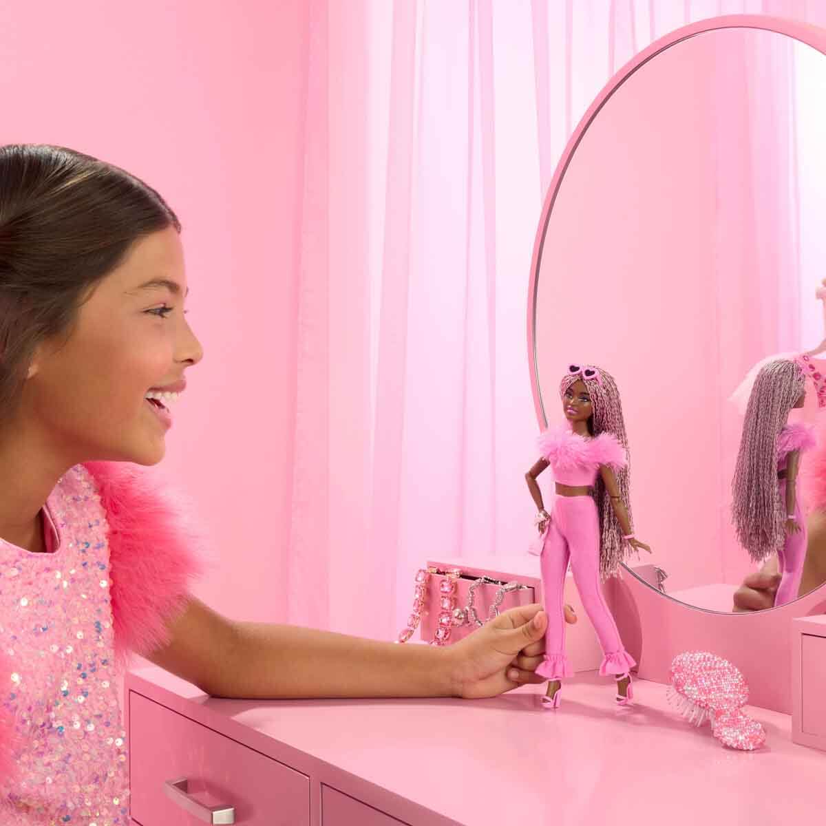 Barbie Deluxe Style Kahverengi Örgü Saçlı Bebek HYV28 | Toyzz Shop