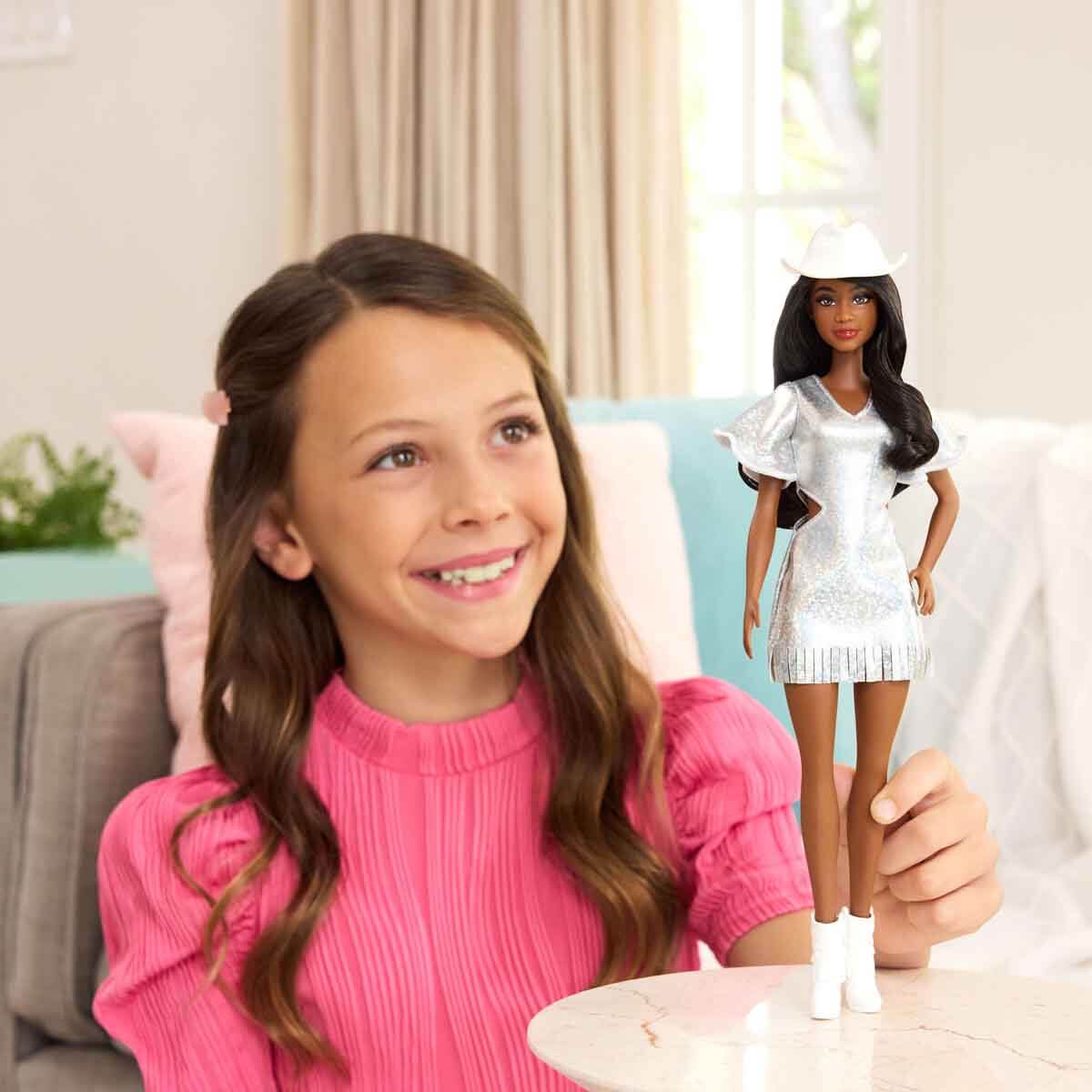 Barbie Metalik Gri Elbiseli Fashionistas Bebeği HYT95 | Toyzz Shop